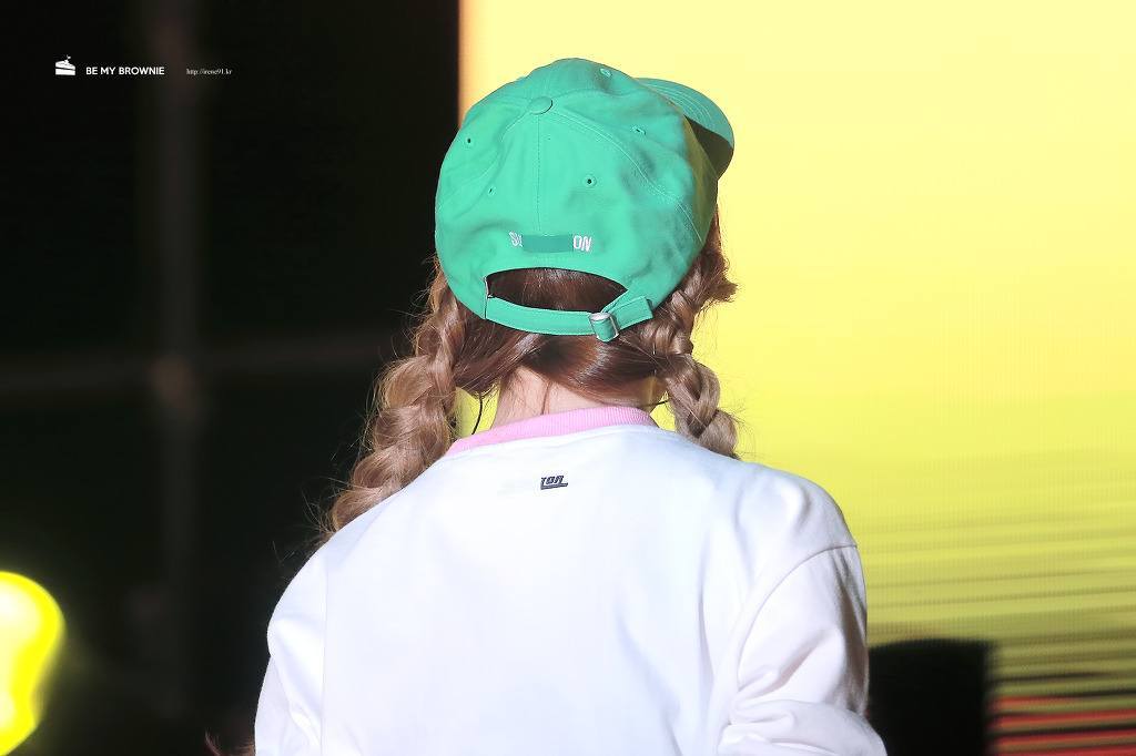 Netizens discover the female idol who looks prettier with a baseball ...