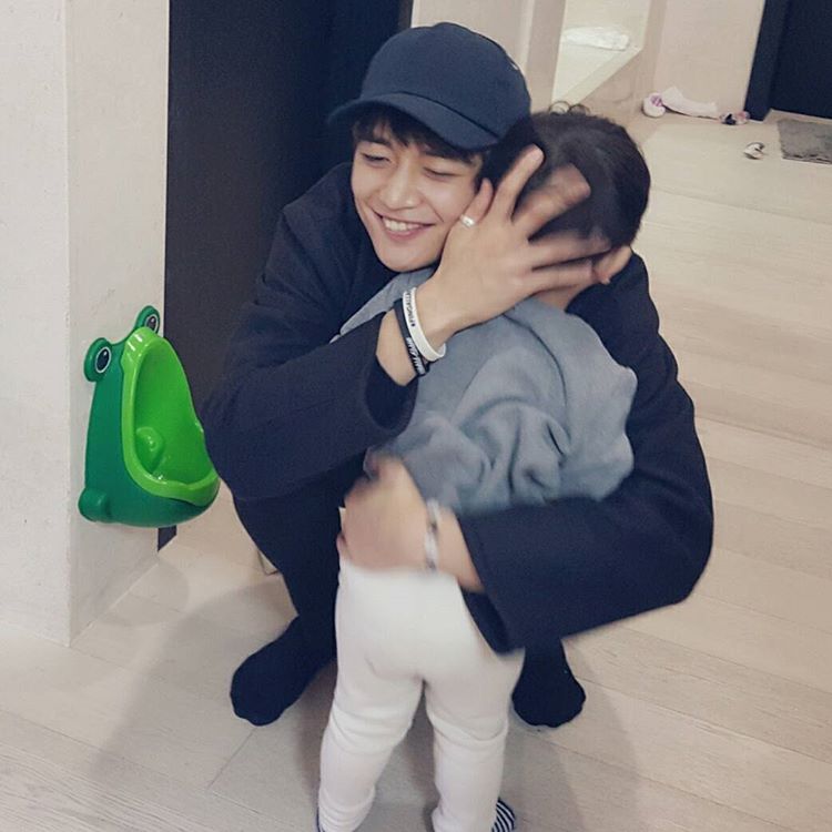 SHINee Minho Spends Time With Baby Daebak's Family - Koreaboo