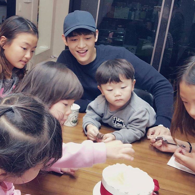 SHINee Minho Spends Time With Baby Daebak's Family - Koreaboo