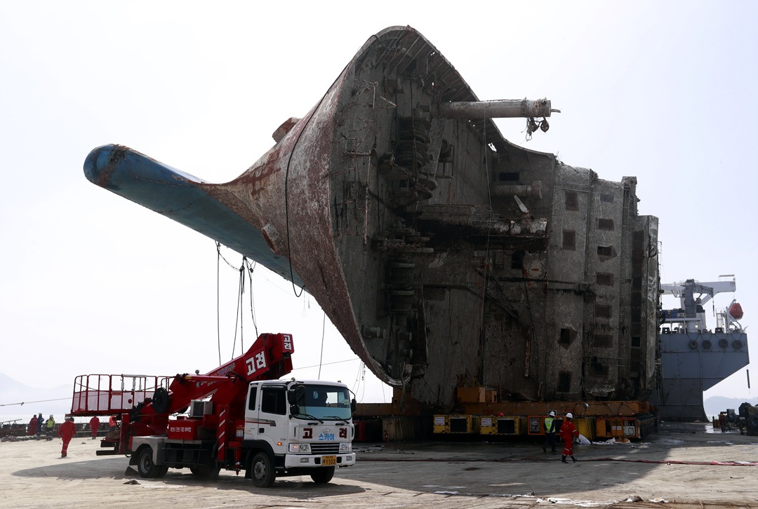 Sewol Ferry finally brought to land - Koreaboo