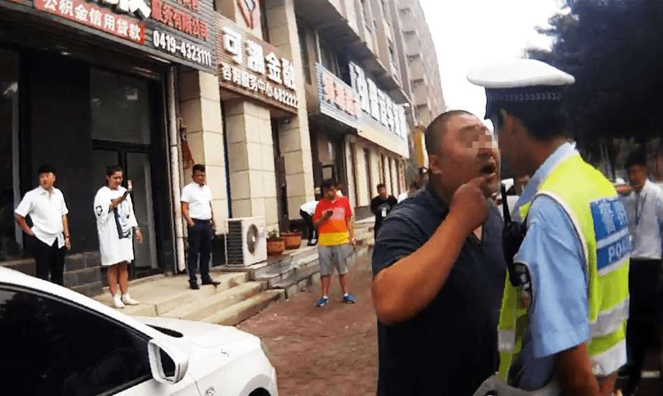 Chinese Man Picks A Fight With A Police Officer, Then Suddenly Kisses ...