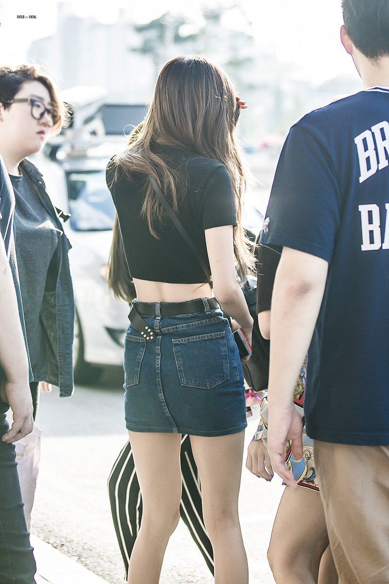 BLACKPINK's Rosé Reveals Her Legendary Waist Through A Tiny Crop Top ...