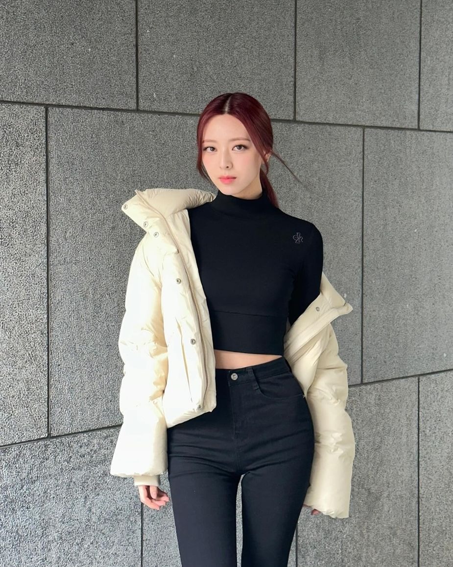 ITZY's Yuna Is Going Viral For Her Stunning Hourglass Figure In A Form ...