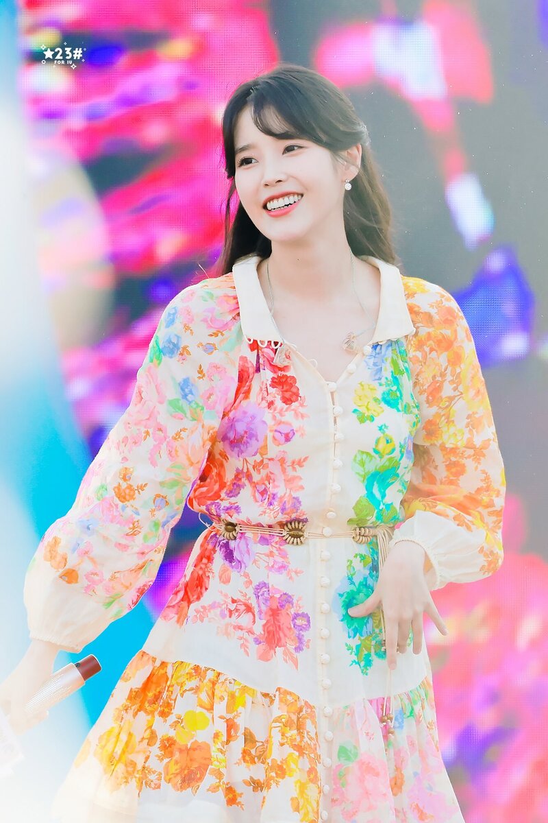 IU Tries Out The "Exposed Bra" Trend, Showing Off Her Abs In The ...