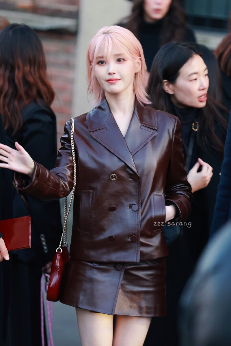 IU Tries Out The "Exposed Bra" Trend, Showing Off Her Abs In The ...