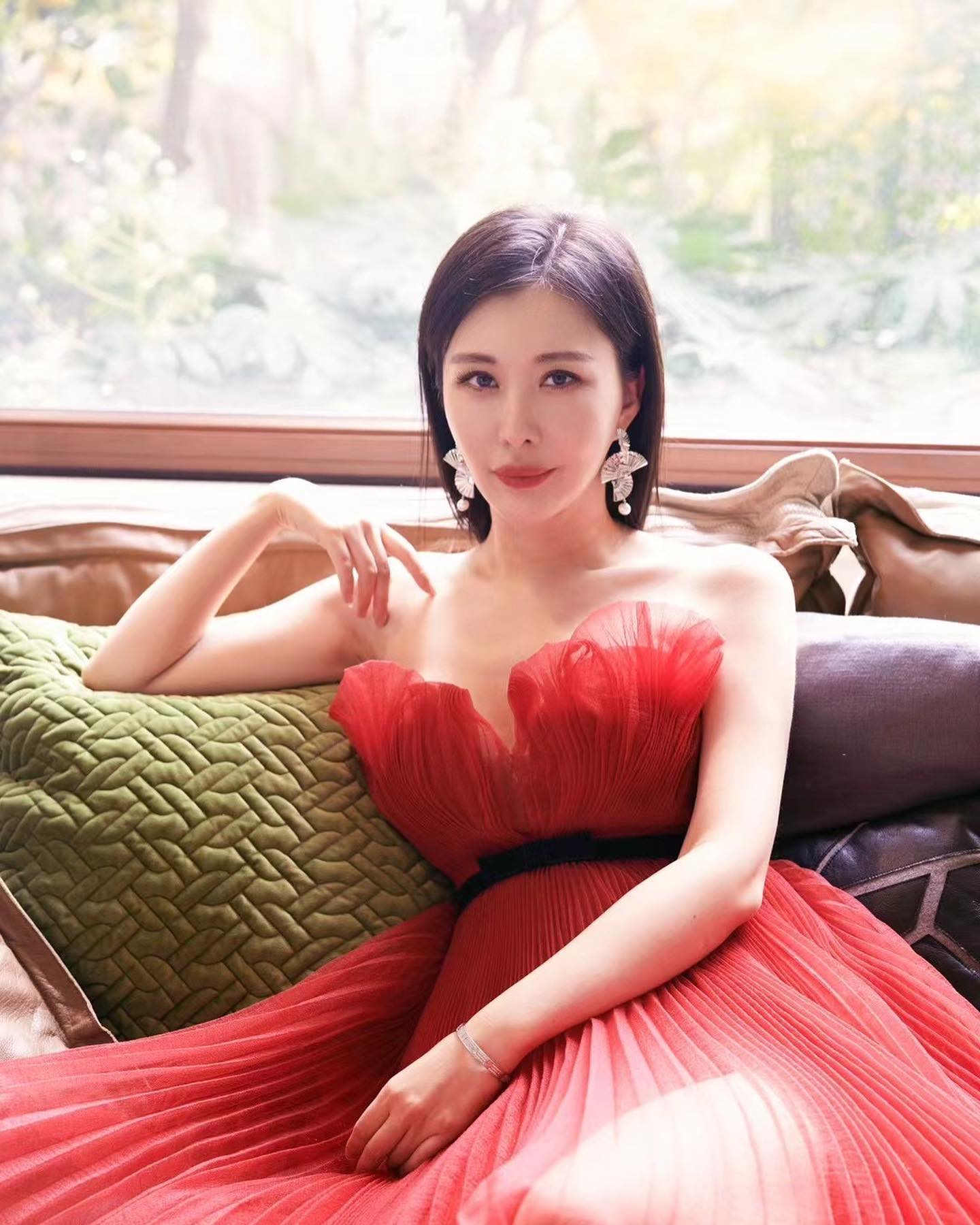 Top Actress Shocked By What She Finds In A Disgusting 5-Star Hotel Room ...