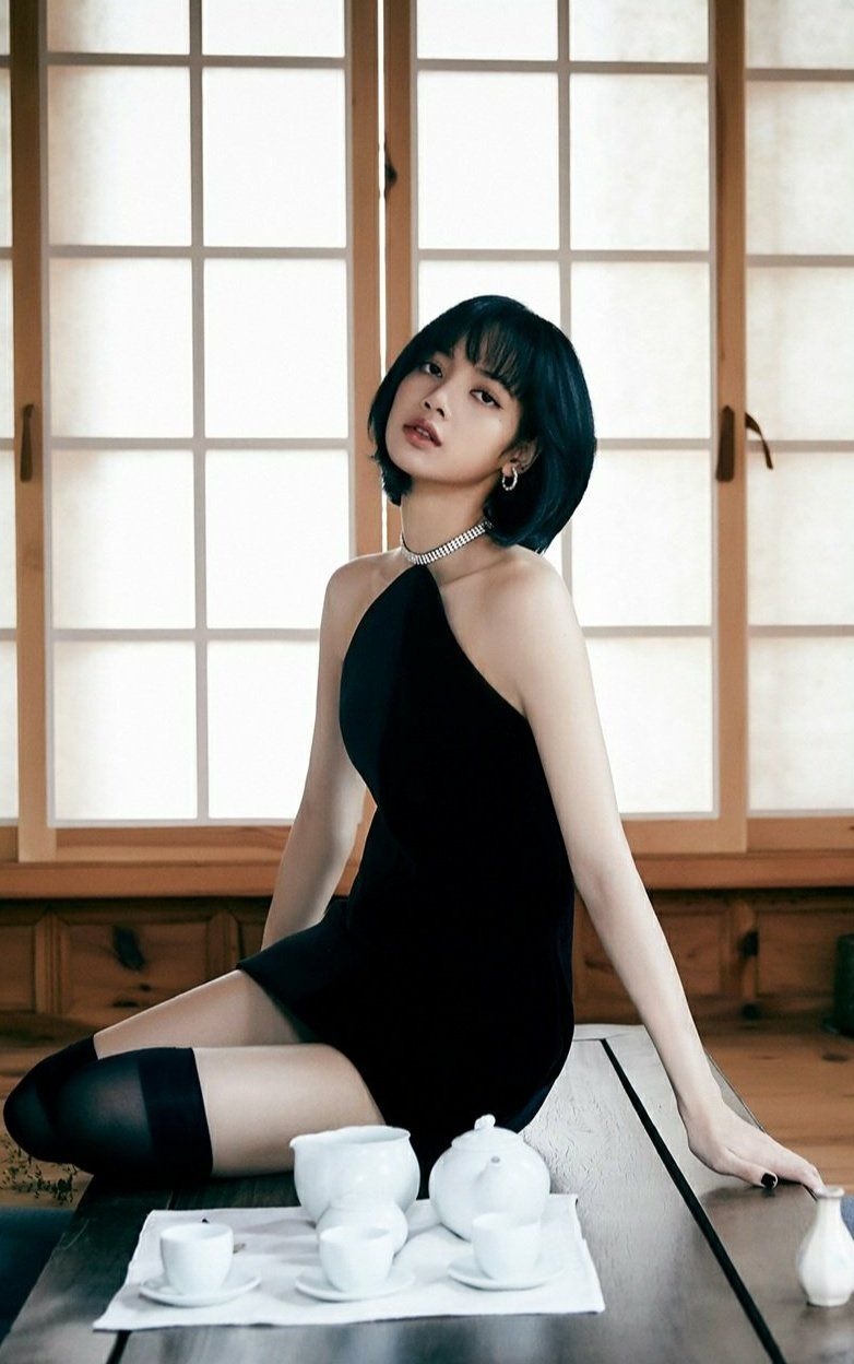 BLACKPINK Lisa's Visuals Shine In A Sexy Little Black Dress At The ...