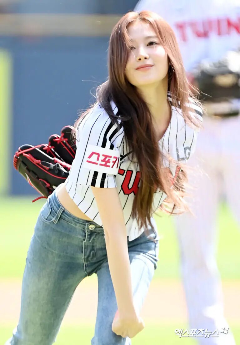 TWICE Sana's Beauty Throwing First Pitch At Baseball Game Awes Everyone ...