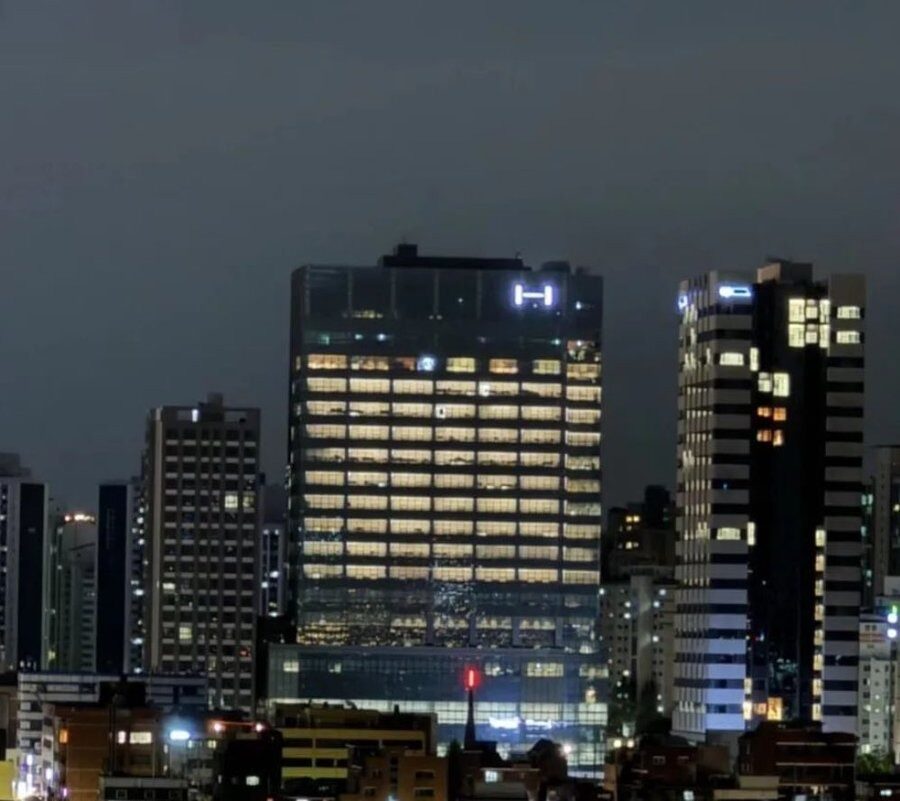 Photo Of HYBE Building Following First Day Of "Feud" With ADOR's Min ...