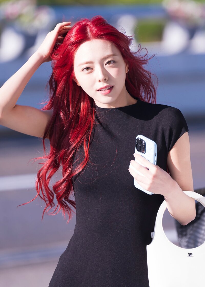 ITZY's Yuna Flaunts Tiny Waist In "Hard To Wear" Little Black Dress ...