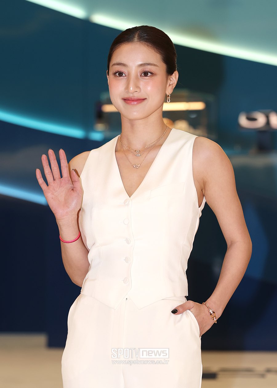 Netizens Say TWICE's Jihyo Is Entering Her "Top" Visual Era Following A ...