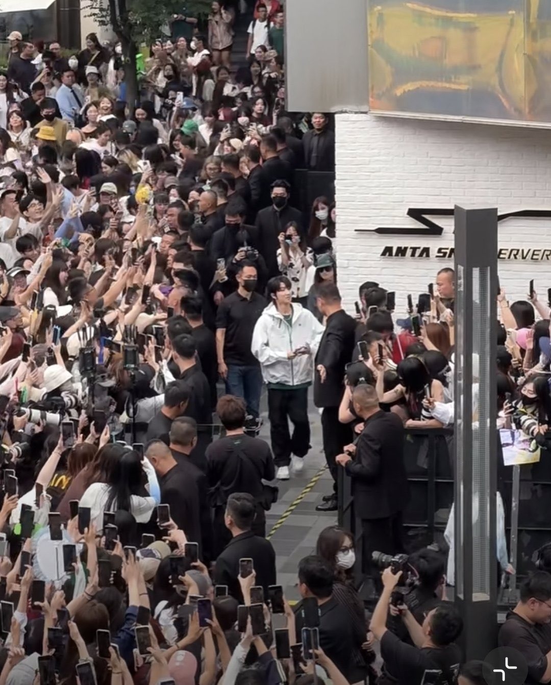 Popular Third-Generation Idol Goes Viral For The "Human Wall" Of ...