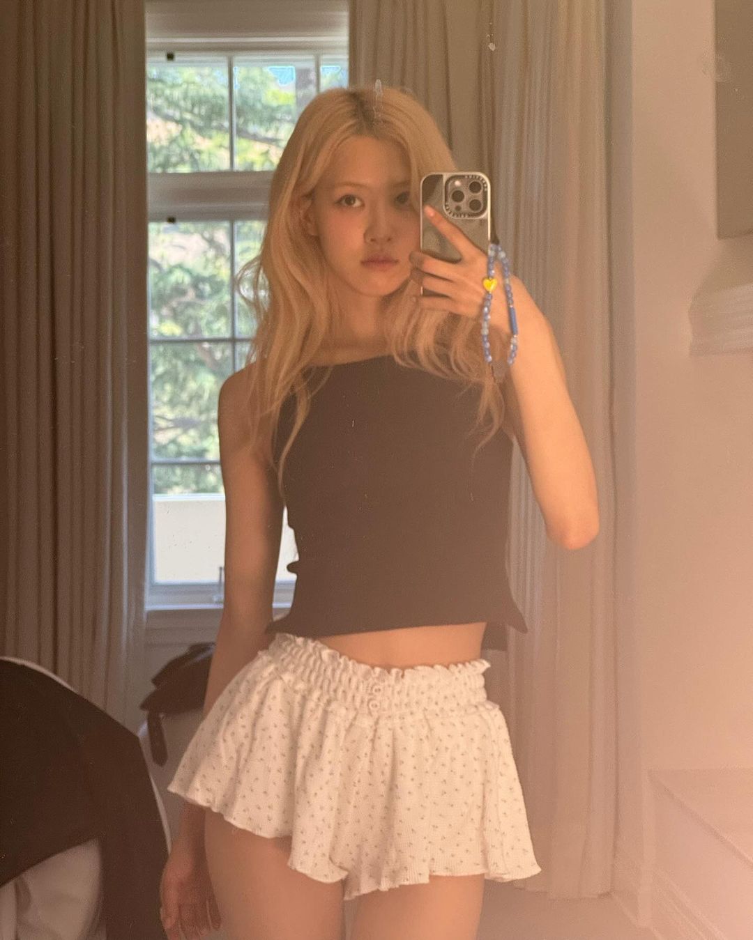 BLACKPINK's Rosé Seemingly Rocks The "No Bra" Trend In Sexy Backless Dress - Koreaboo