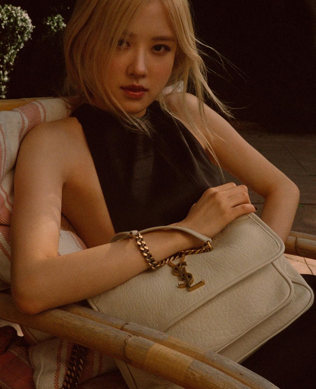 BLACKPINK's Rosé Seemingly Rocks The "No Bra" Trend In Sexy Backless Dress - Koreaboo