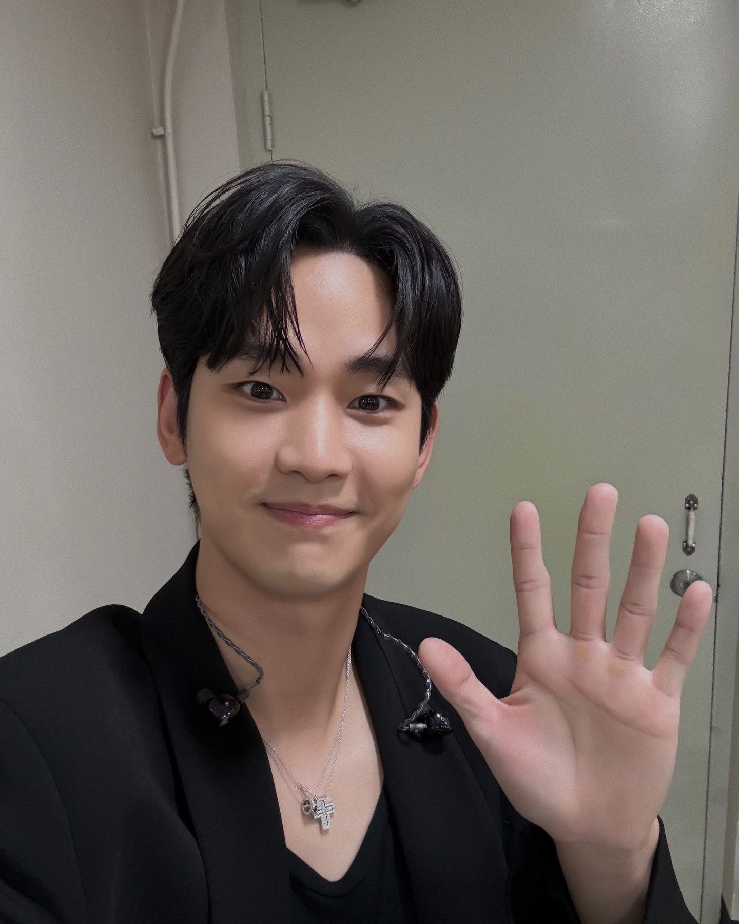 Kim Soo Hyun Posts And Quickly Deletes 3 Pictures On His Instagram ...