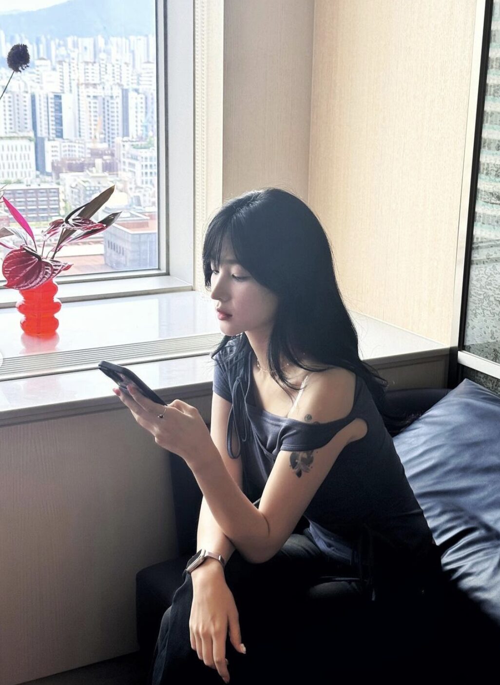 Newly-Divorced Idol Uploads Photos From Recent "Date" To Instagram ...