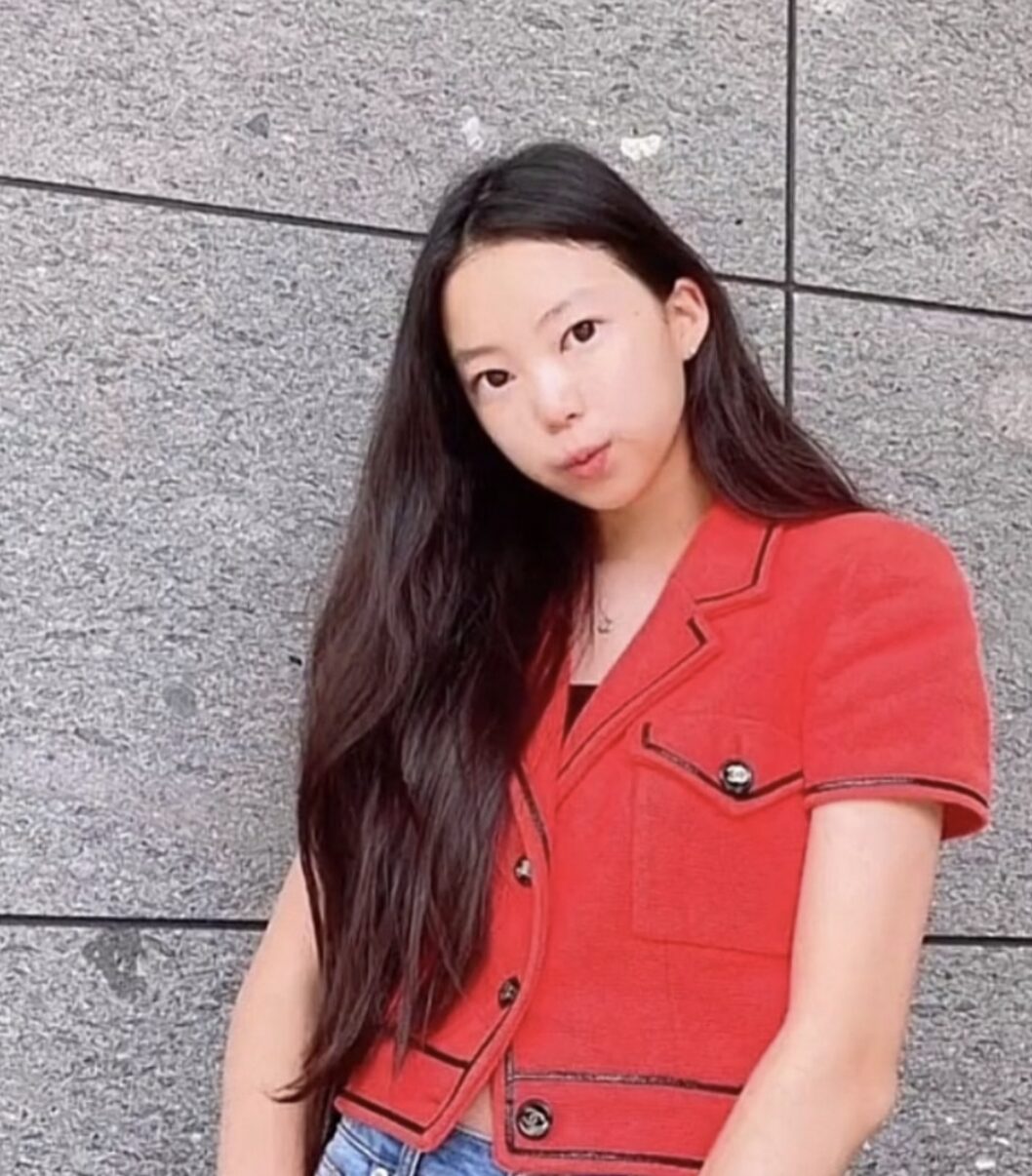 Fans Think MEOVV Narin's Predebut Photos Hint At An Affluent Family ...