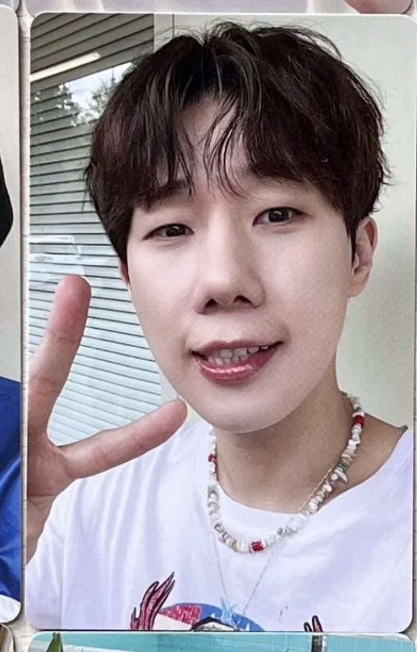 Popular K-Pop Idol Responds To Fan Questions Through Messages On Photo ...