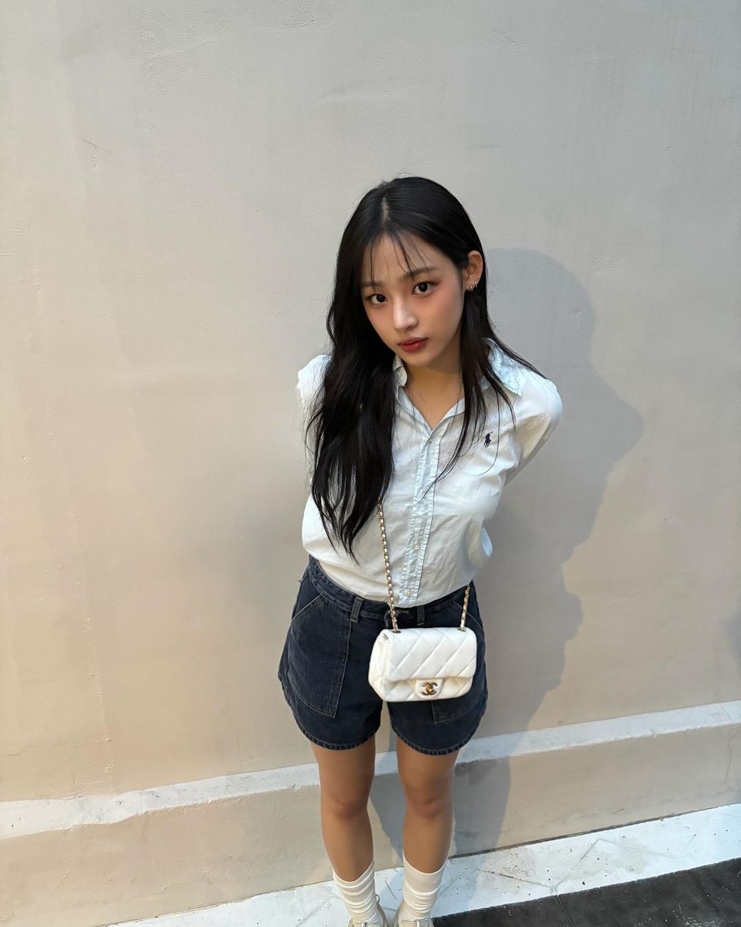 NewJeans' Minji Shocks Netizens As Friends Share Unseen Photos - Koreaboo