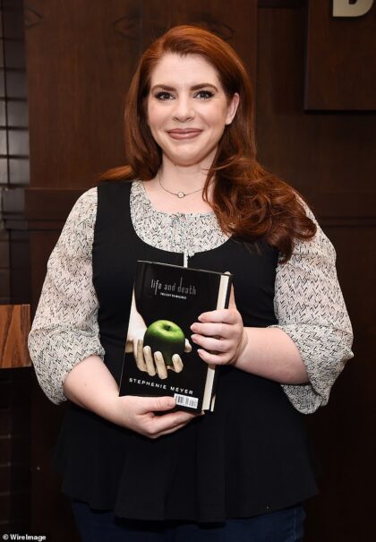 "Twilight" Author Discovered To Be A Fan Of A Popular K-Pop Group ...