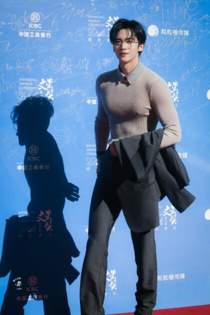 3rd Gen Idol's "Insane" Manhwa Proportions Gain Attention - Koreaboo