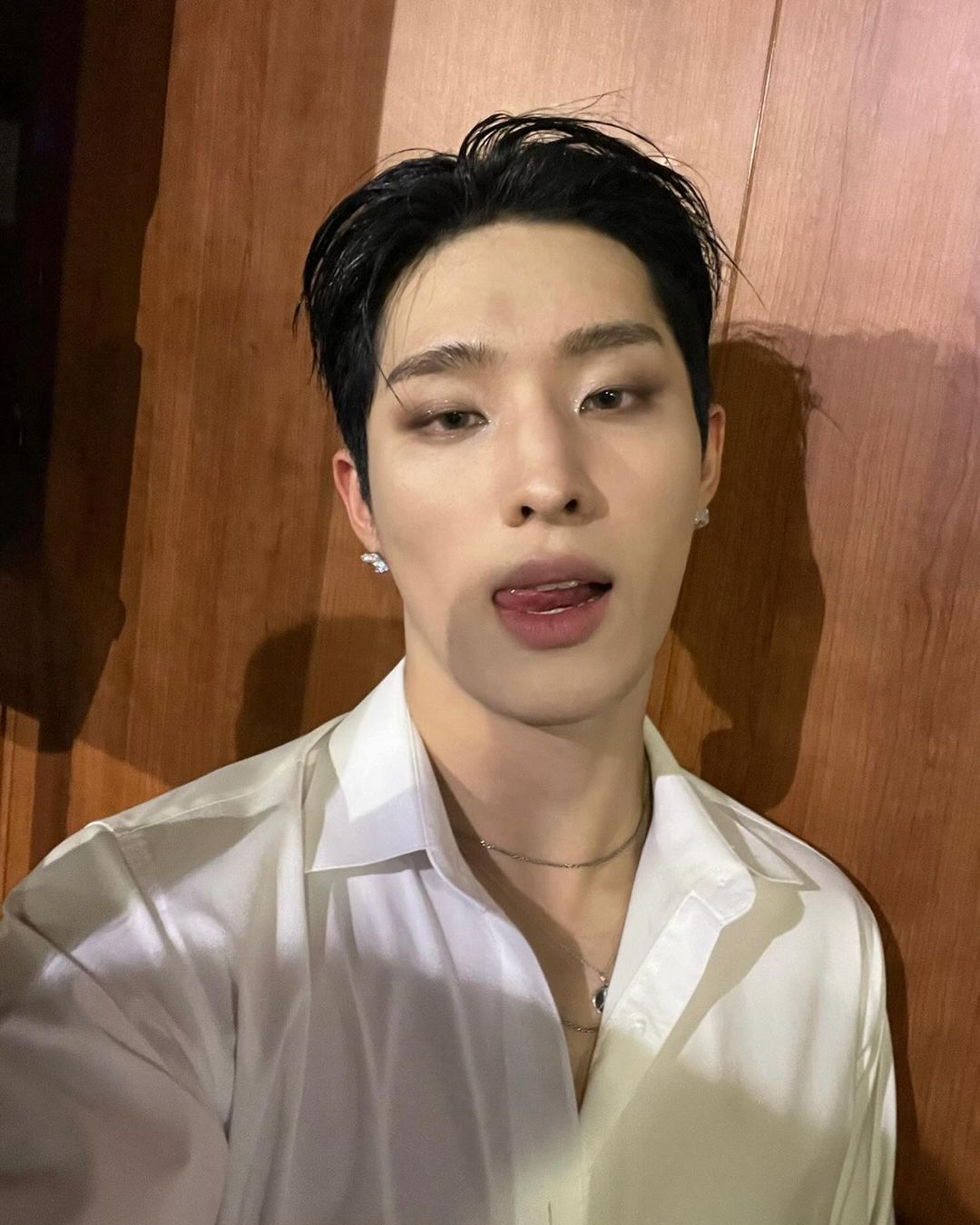 Popular 4th Generation Idol's NSFW Typo Causes Him To "Panic" - Koreaboo
