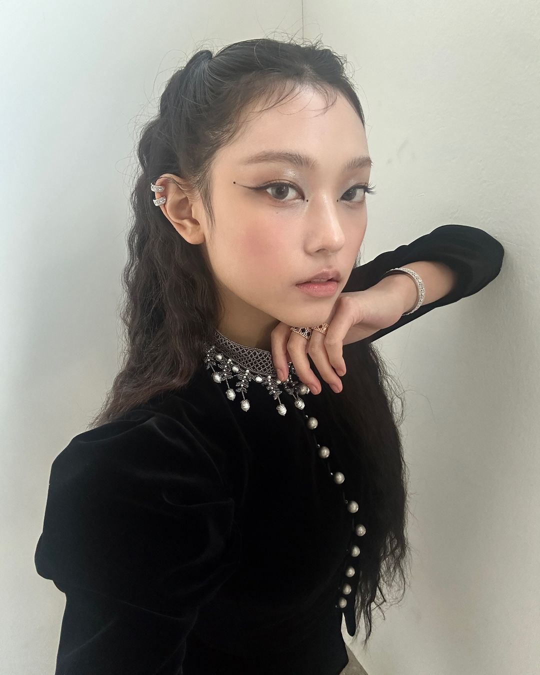 NewJeans' Haerin Gains Attention For How She Treats Fans At The Airport ...