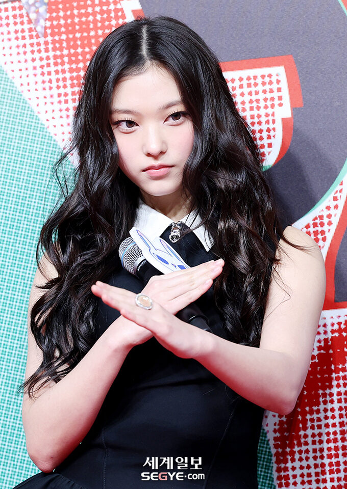 NewJeans' Styling At The "2024 SBS Gayo Daejeon" Red Carpet Sparks Criticism - Koreaboo