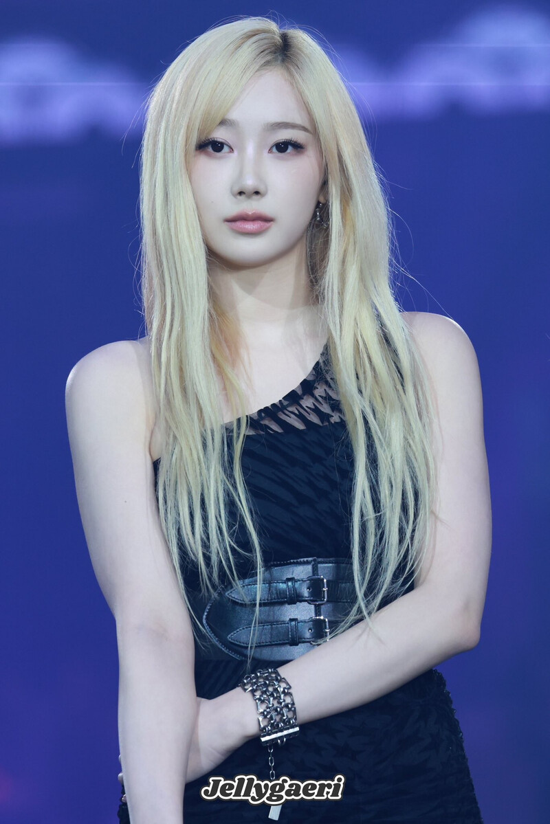 Aespa's Giselle Goes Viral For Her Visuals While Walking — No Literally - KPOP HIT