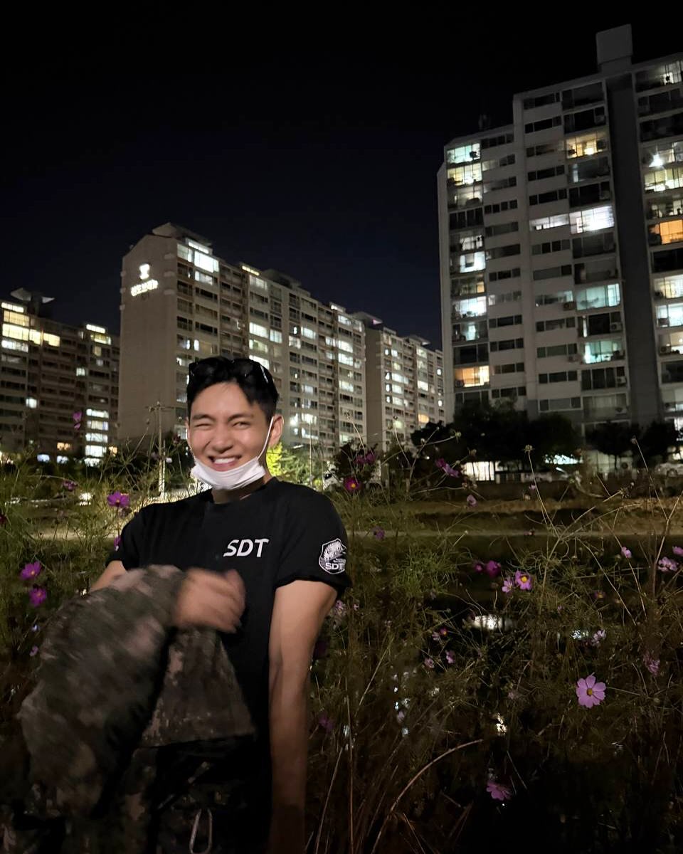 BTS's V Breaks the Internet With His Sculpted Physique In New Update ...