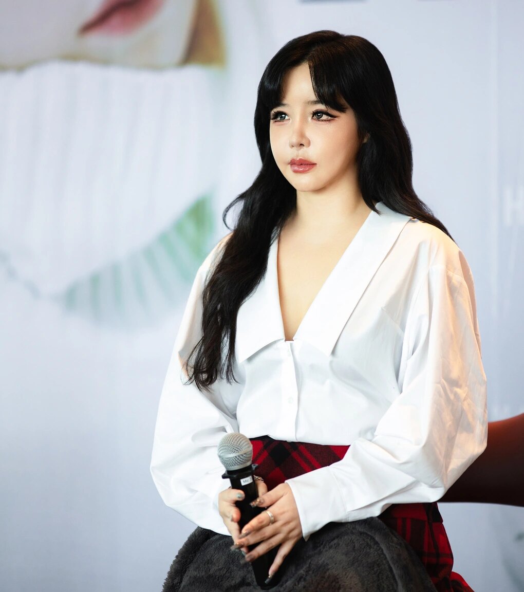 2NE1's Park Bom Unfollows Everyone On Instagram, Seemingly Reacts To ...