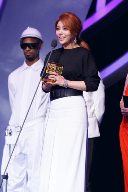 Award-Winning Singer Only Sells 4 Albums In A Day, Shocking Netizens - Koreaboo