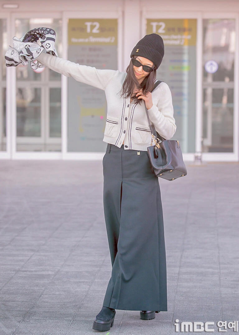 Popular Actress Tries K-Pop Poses... Ends Up Channeling Her Most ...