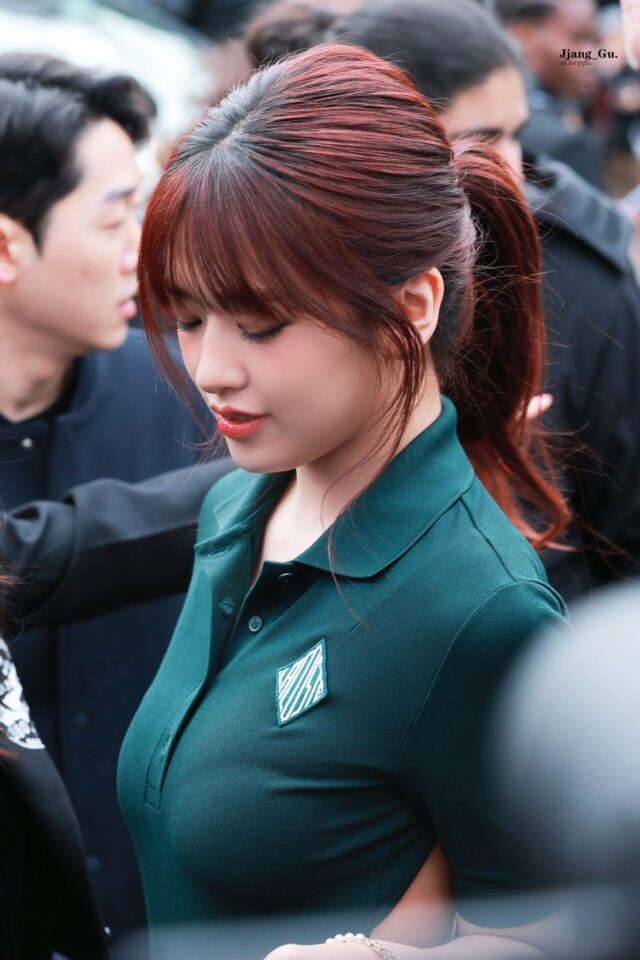 IVE's An Yujin Is A Stunner In Bold "Backless" Dress For Fashion Week ...
