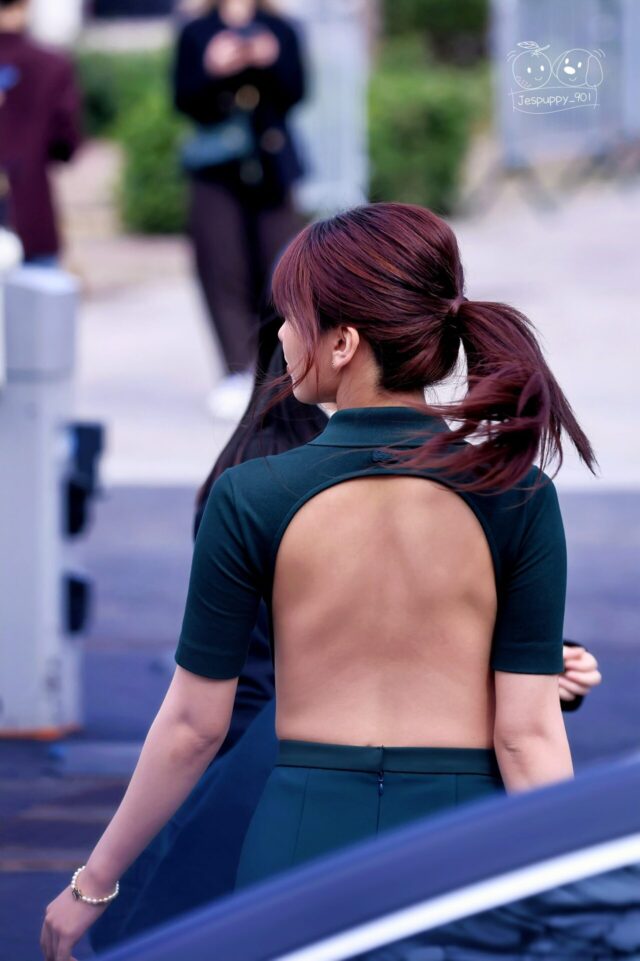IVE's An Yujin Is A Stunner In Bold "Backless" Dress For Fashion Week - Koreaboo