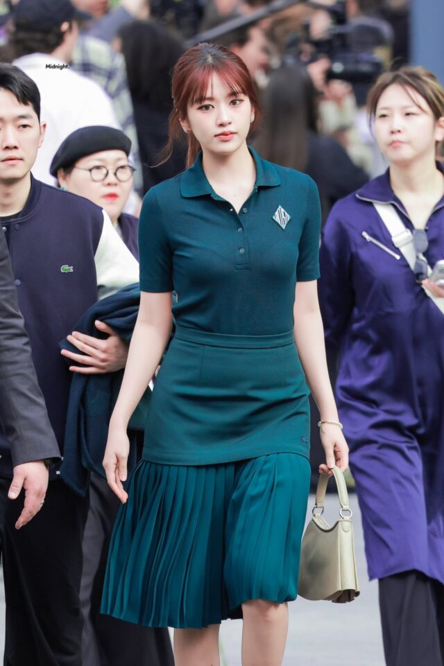 IVE's An Yujin Is A Stunner In Bold "Backless" Dress For Fashion Week ...