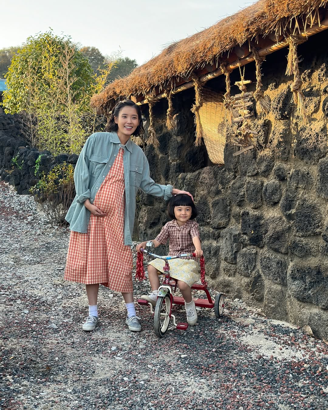 IU's Surprise Gift To Child Actress From "When Life Gives You ...