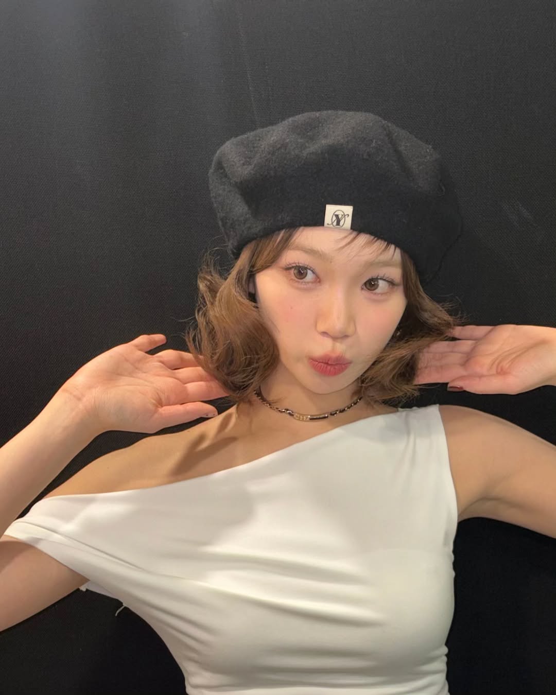 LE SSERAFIM's Chaewon Baffles Netizens With Her Tiny Waist And ...