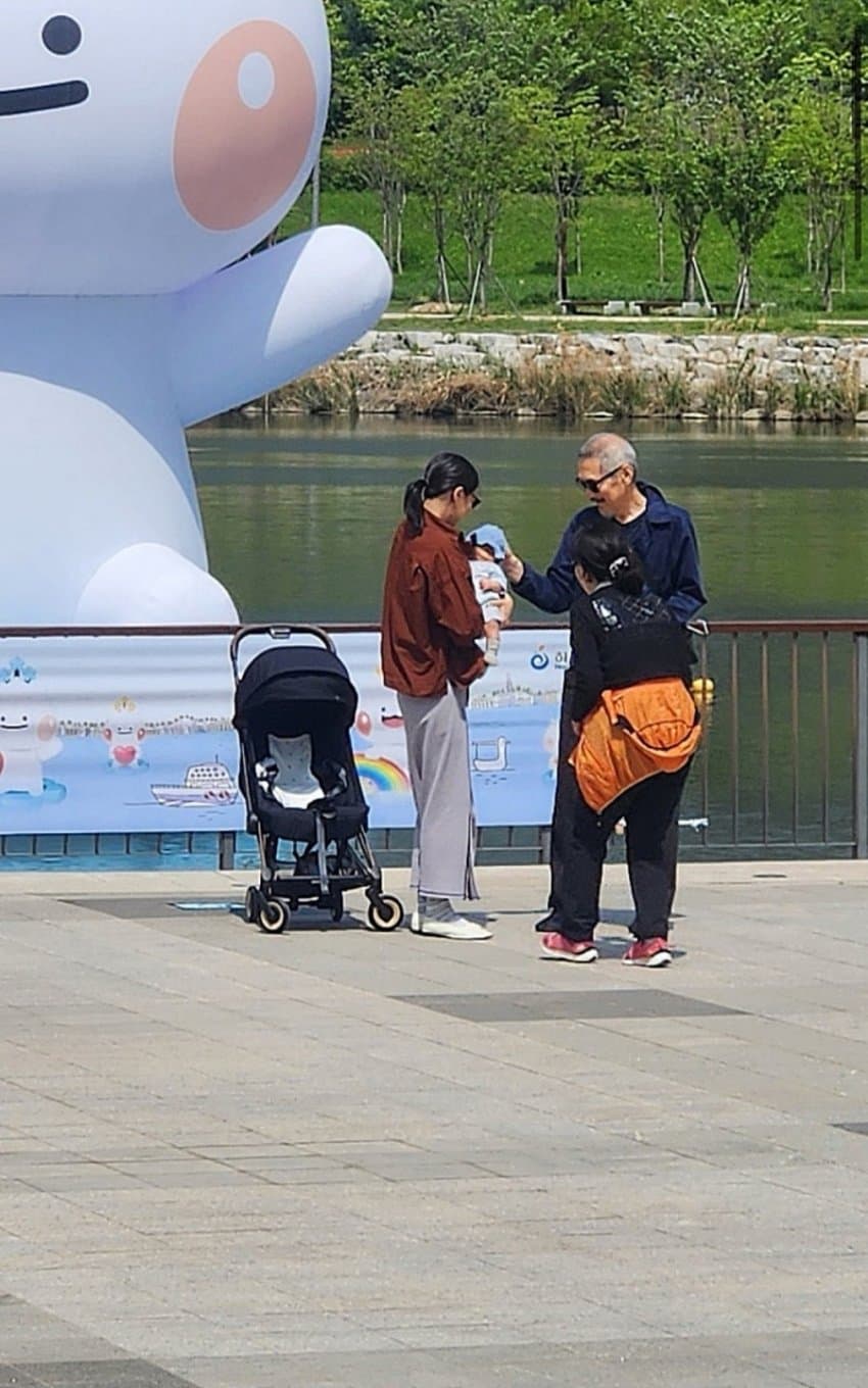 Kim Min Hee, an Actress involved in an Affair, Seen in Public with Hong Sang Soo and a new ...