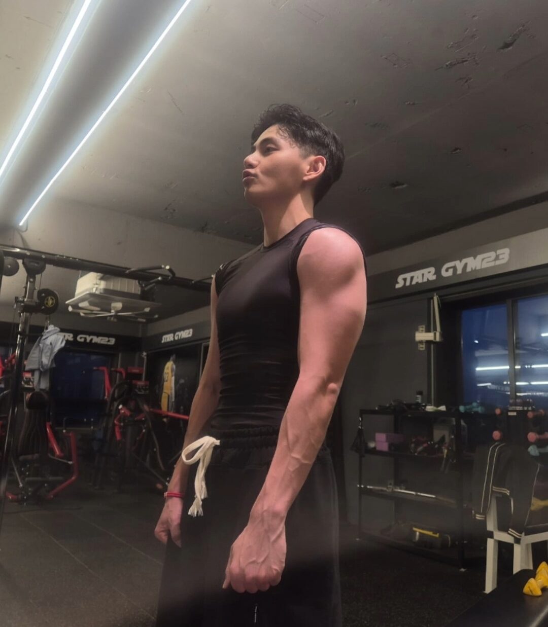 BTS's V Sends Internet Into A Frenzy With New Bulked-Up Muscles - Koreaboo