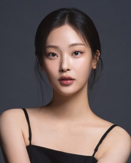 Rising Actress's Visuals Spark Comparisons To BLACKPINK's Jennie and ...