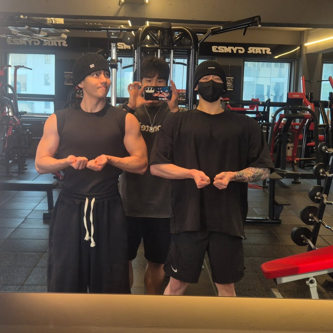 BTS V's Gym Photos Leave Fans Ecstatic— But Not For The Usual Reasons ...