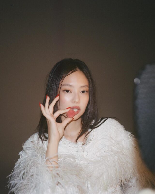 BLACKPINK's Jennie Stuns Fans with Bold Bikini Photos - KPOP HIT