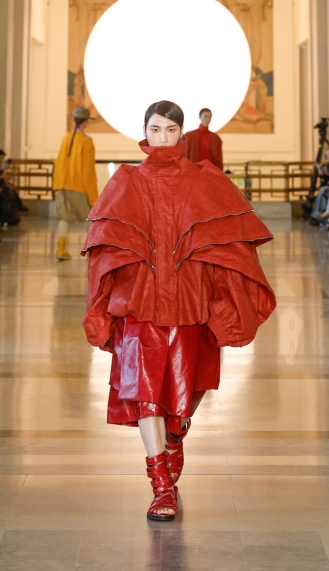 4th Gen K-Pop Idol Goes Viral For "Genderless" Avant-Garde Runway ...