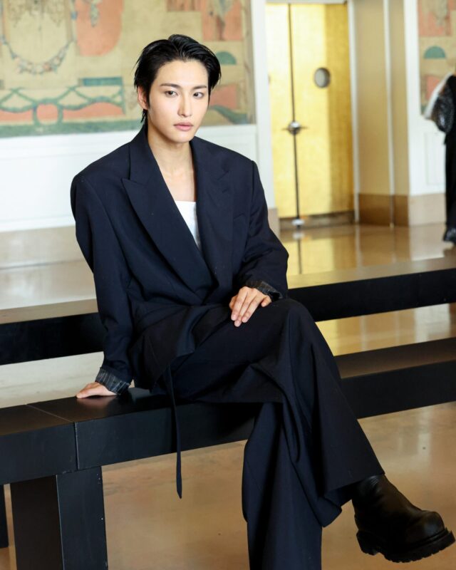 4th Gen K-Pop Idol Goes Viral For "Genderless" Avant-Garde Runway Fashion - Koreaboo