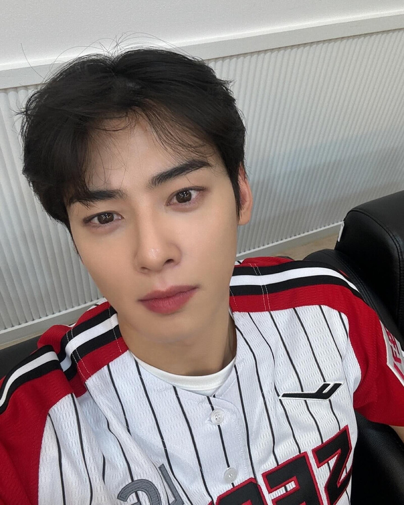 ASTRO Cha Eunwoo's First Military Update Has Netizens Swooning Over His ...