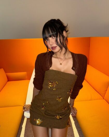 BLACKPINK's Lisa Is Going Viral For Her Tiny Waist And Curvy Figure In ...