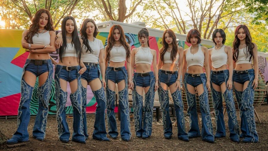 TWICE Jeongyeon's Body Proportions At "Lollapalooza" Become A Hot Topic - Koreaboo