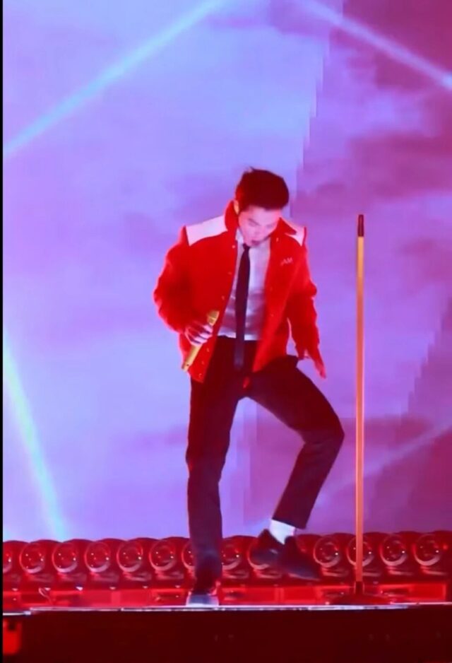 Singer's Embarrassing Wardrobe Malfunction Upstages Him In Front Of His ...