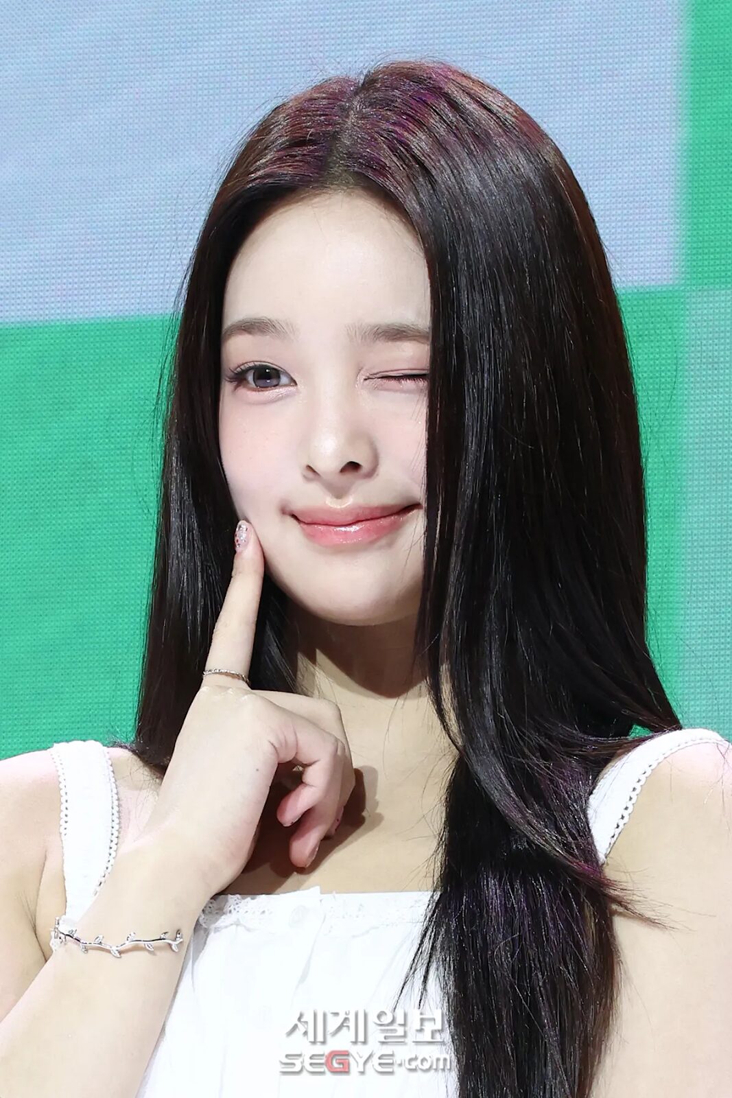 New Girl Group Member Stuns Fans With Her Breathtaking Looks - KPOP HIT